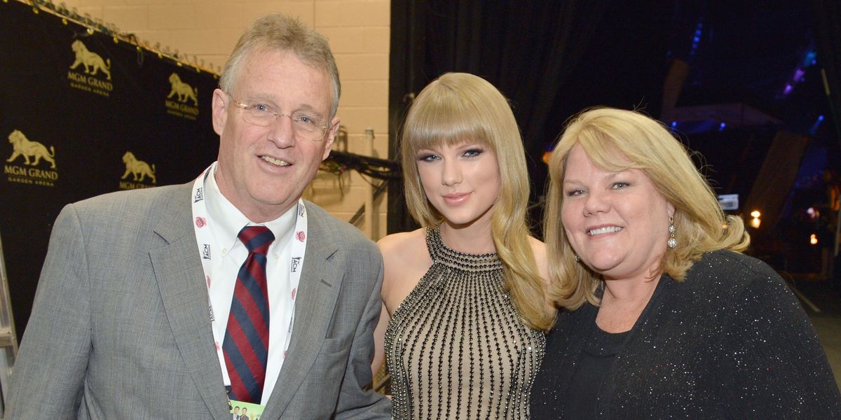 Taylor Swift is crying as she sees her parents get back together after ...